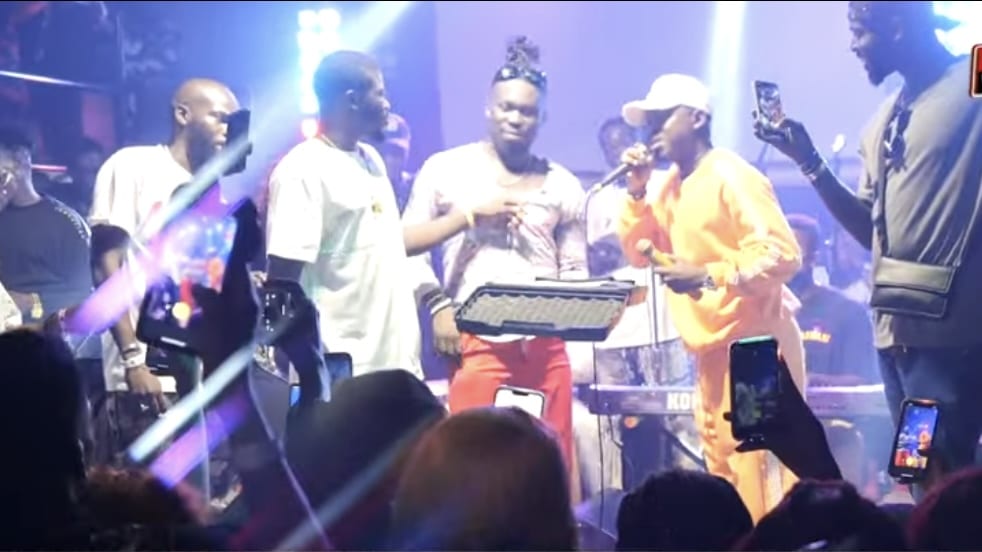 Mario Mbaye, l'ex de Ndakhté offre un micro en or à Sidy Diop, l ...